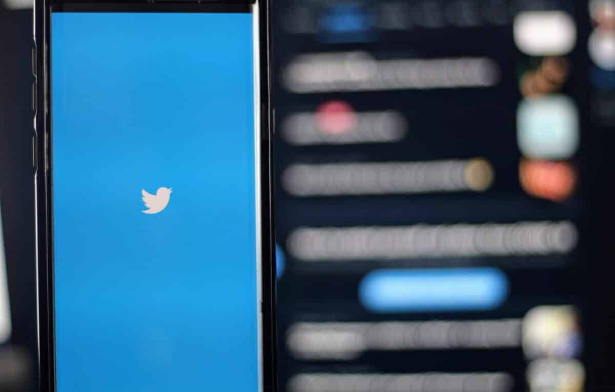 11 Ways to Use Twitter Polls for Marketing (with Examples)